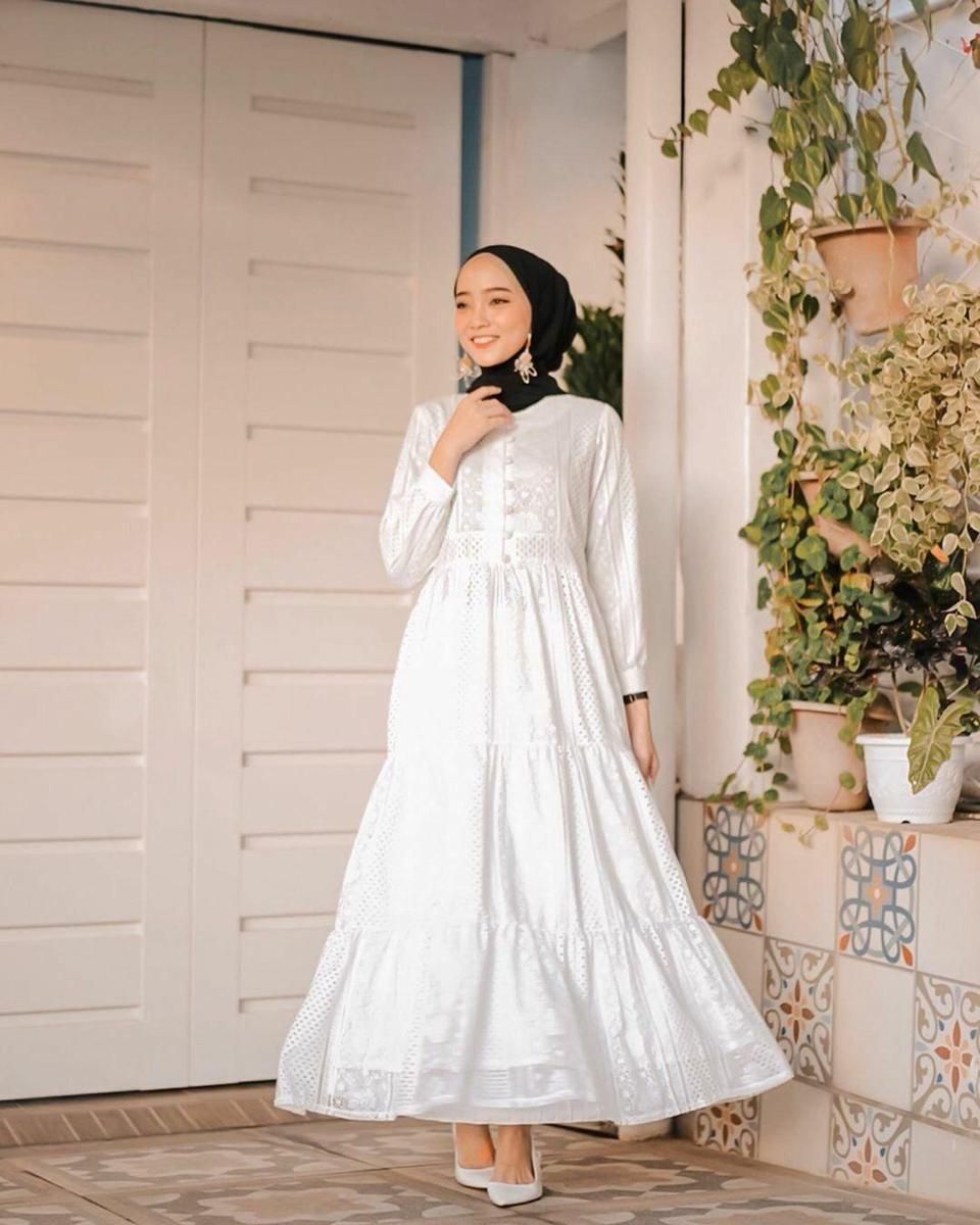 10 Model Gamis Putih Mewah dan Elegan, Cocok untuk Lebaran! - FaktaUtama